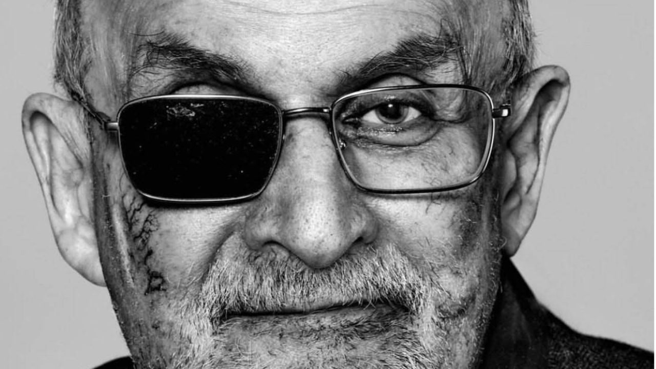 Salman Rushdie reaparece en público, seis meses después de un violento atentado