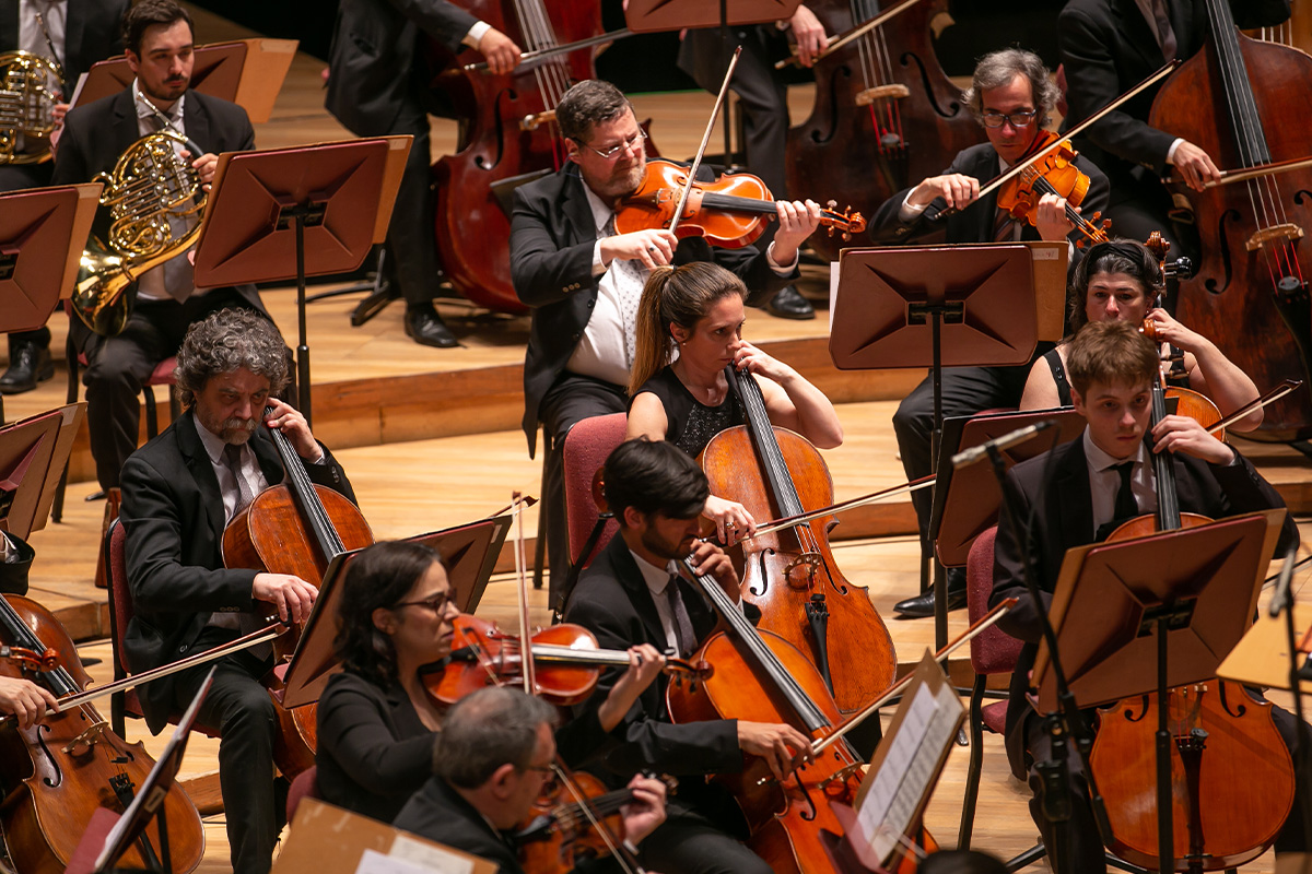 La Orquesta Sinfónica Nacional bajo la dirección del maestro Carlos Vieu